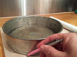 How to line a round cake tin | Recipes Made Easy