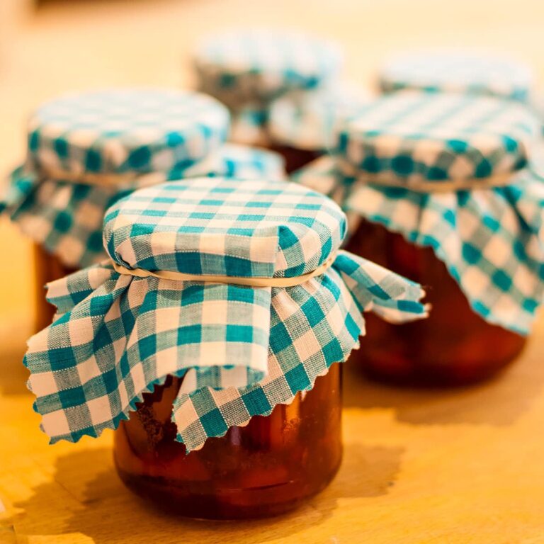 How to sterilise jars, test for set, pot and seal jars when making jams ...
