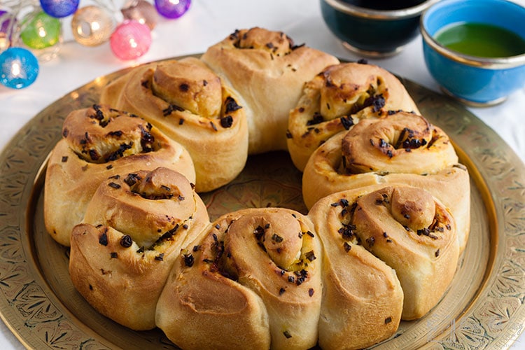 Chive and Tomato Bread Ring | Recipes Made Easy