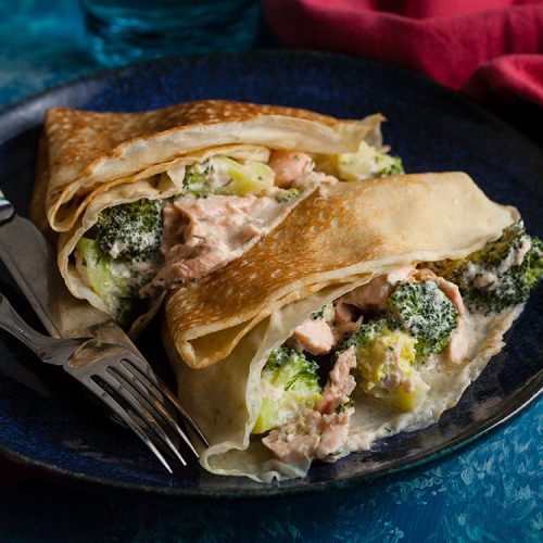 Savoury pancakes with salmon and broccoli